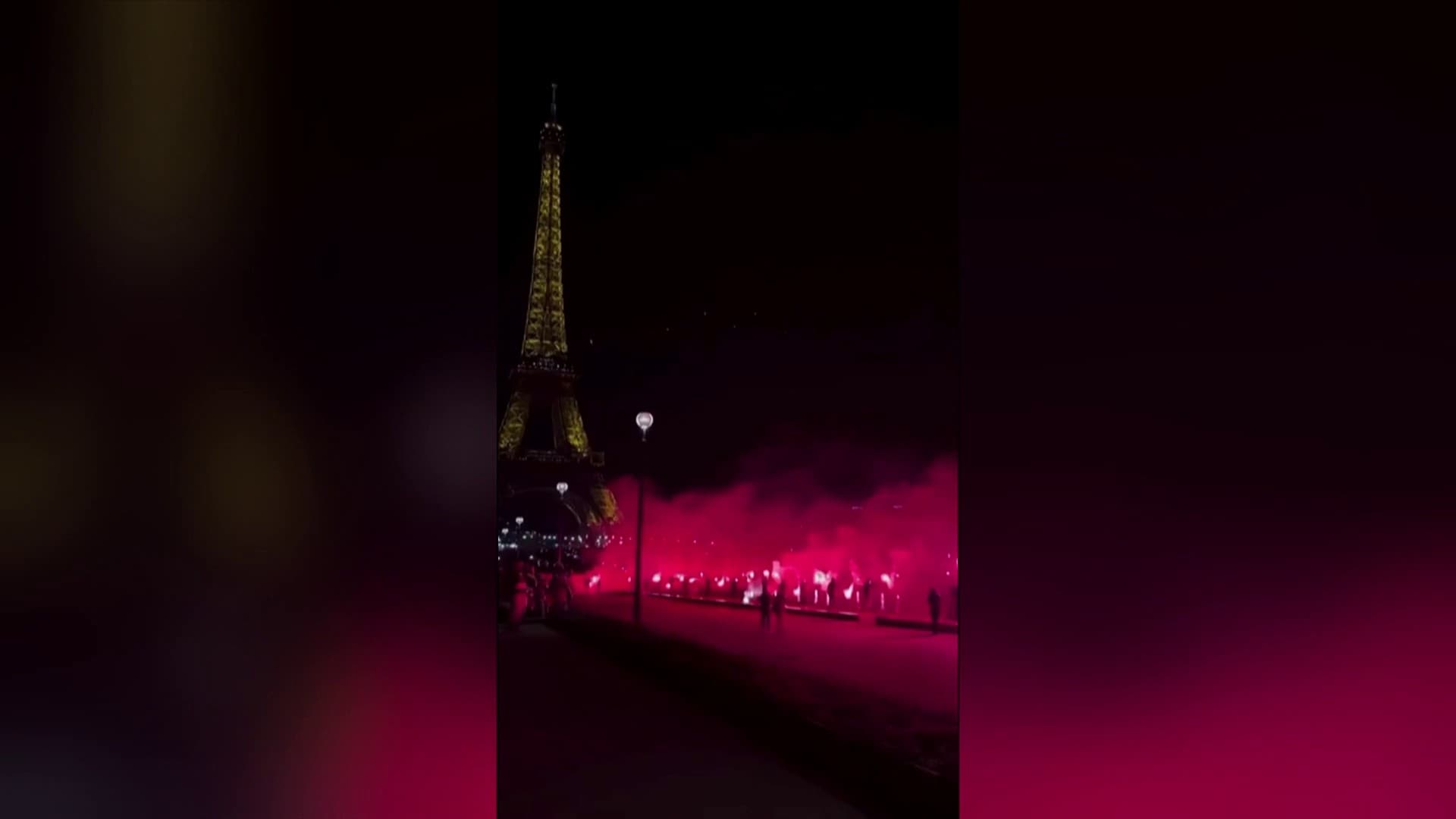 Les fans du PSG célèbrent 2025 et animent Paris ensemble | MotsActu ...